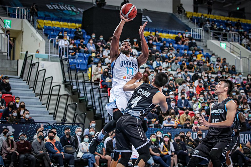 PLG／24：0攻勢轟傻鋼鐵人 勇士6連勝到手