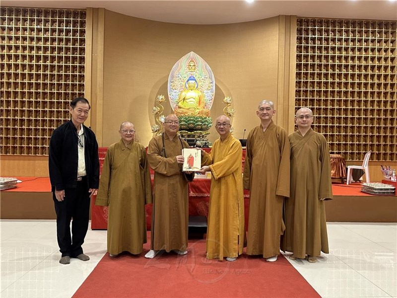 Most Venerable Hsin Bau Visited Singapore Buddhist Groups, Urging Unity